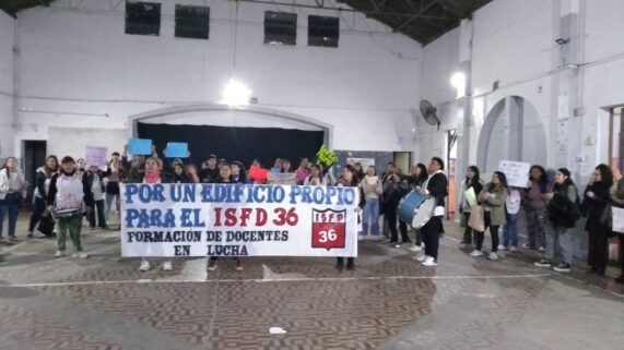 Concentración de estudiantes y docentes del ISFD n°36 en reclamo por un ...